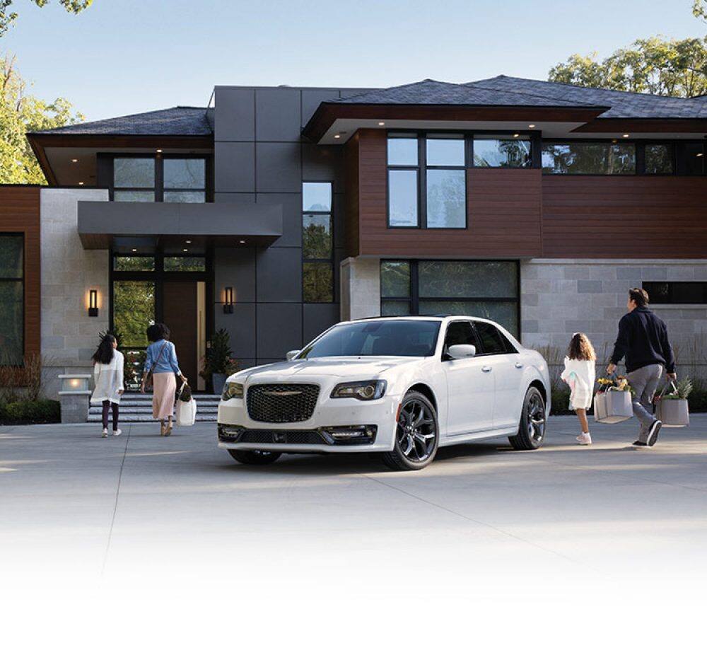 Minivans, Hybrid Minivans & The 300 | Chrysler Official Site