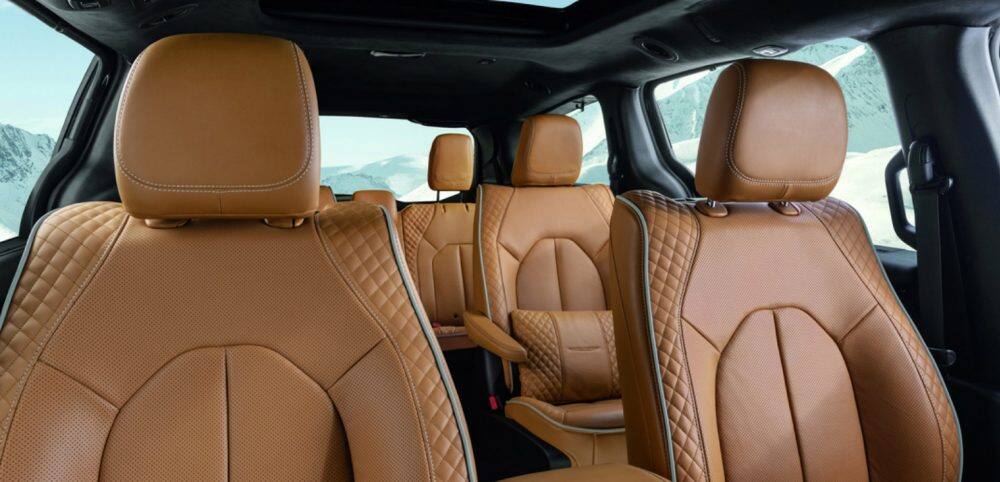 Minivan Pictures of the 2023 Chrysler Pacifica Hybrid